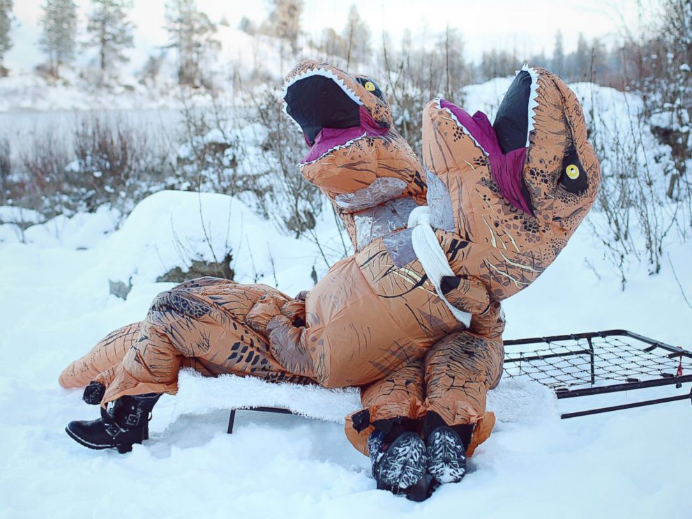 Photographers prove 'Love Isn't Extinct' with T-Rex engagement shoot ...