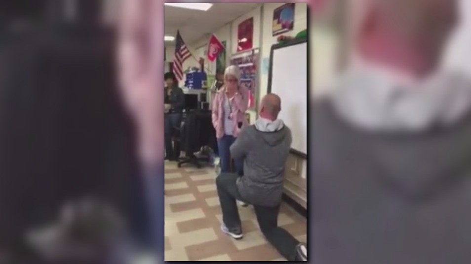 5th graders freak out as teacher proposes to fellow teacher in front of ...